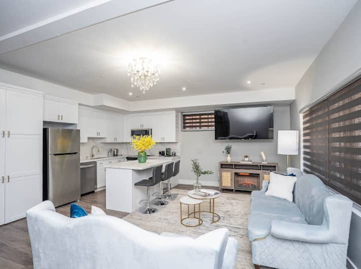 Luxury 2br Suite | King Bed, Fireplace & Parking - Ontario