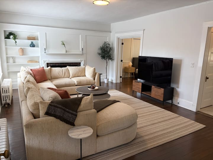 Newly Renovated Luxury 1br 1ba Townhome - Newton, MA