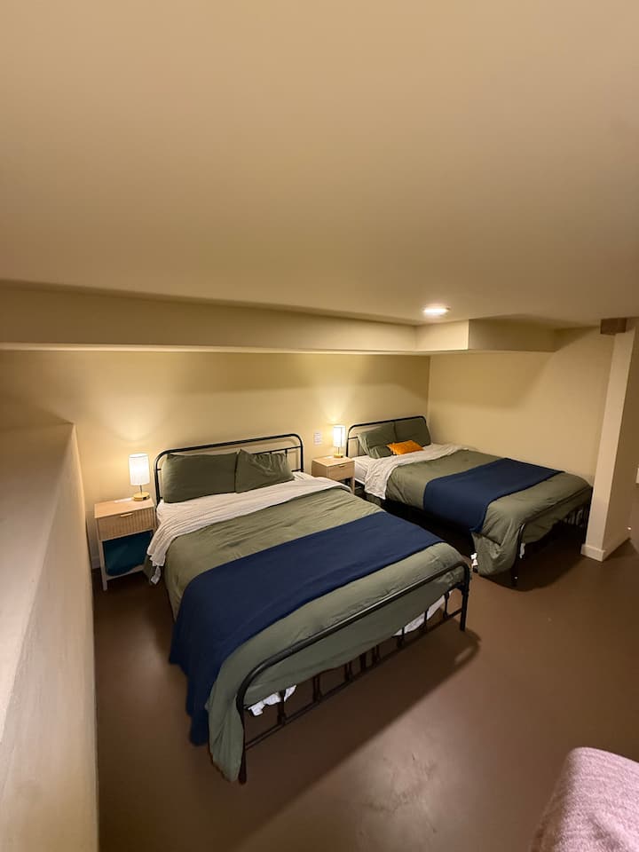 The Bunker | 2 Queen Beds + Kitchenette - Richland, WA