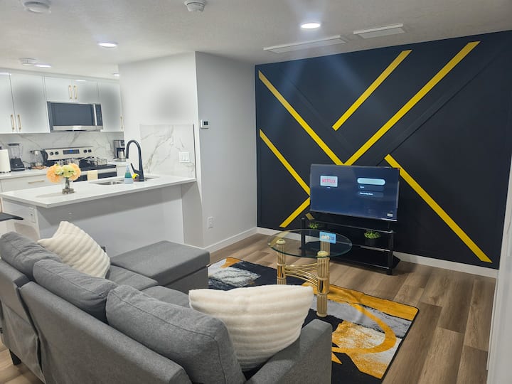 The Monarch Suite | A Place Called Home - Edmonton, Canadá