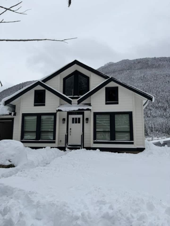 Charming Mountain View Spacious 4 Br Modern House - Sunshine Valley, BC