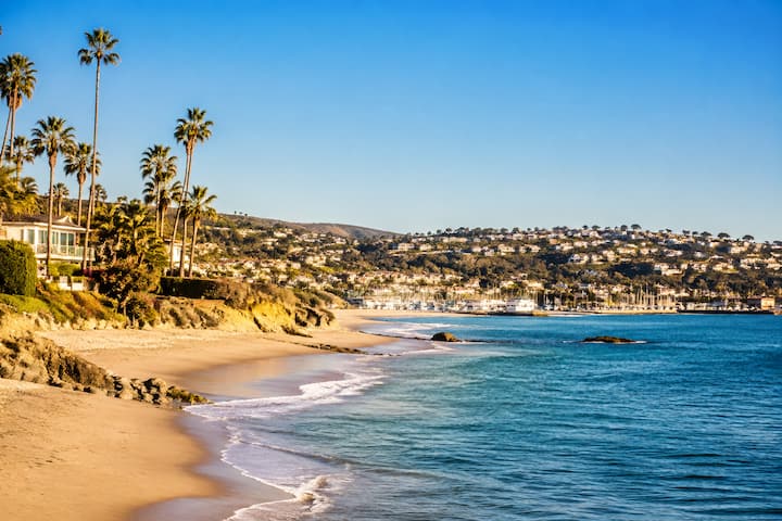 Sunlit & Spacious Newport Stay Near Fashion Island - Newport Beach, CA