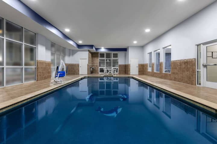 La Quinta Burleson | King Suite | Sofa Bed - Joshua, TX