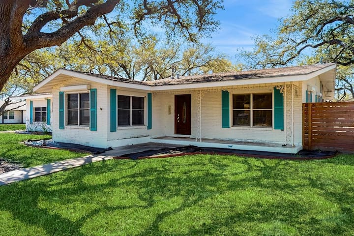 Little Bay Cottage - Fire Pit, Kid & Dog-friendly - Rockport, TX