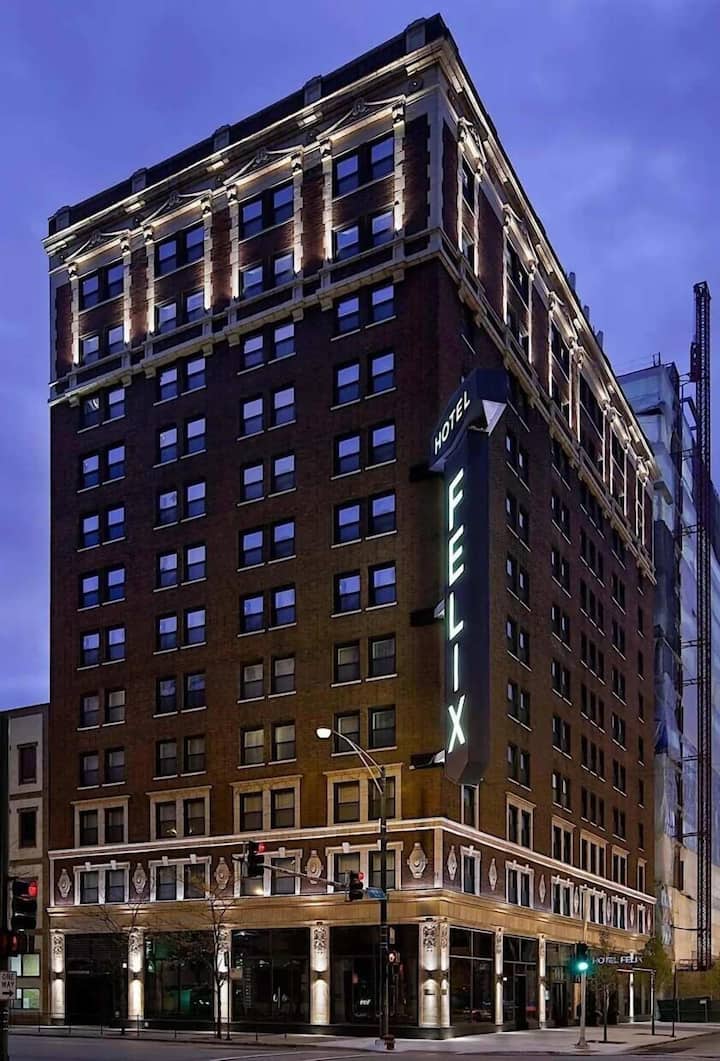 Close To Navy Pier + Fitness Center & Lobby Bar - Chicago, IL