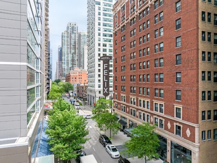 Steps From Michigan Avenue + Fitness Center & Bar - 시카고
