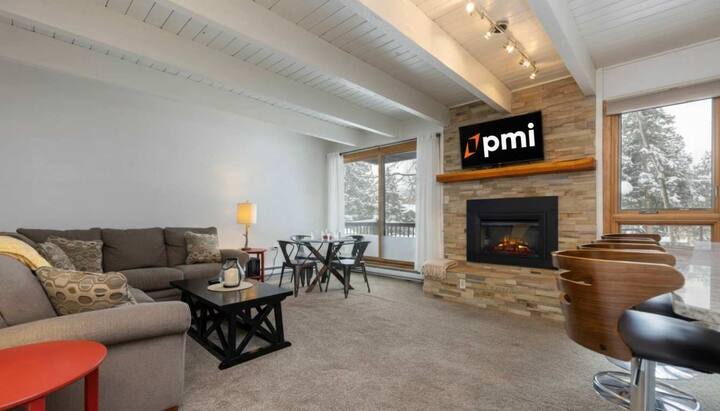 Breckenridge Condo W/ Hot Tub & Mountain Views - Breckenridge, CO