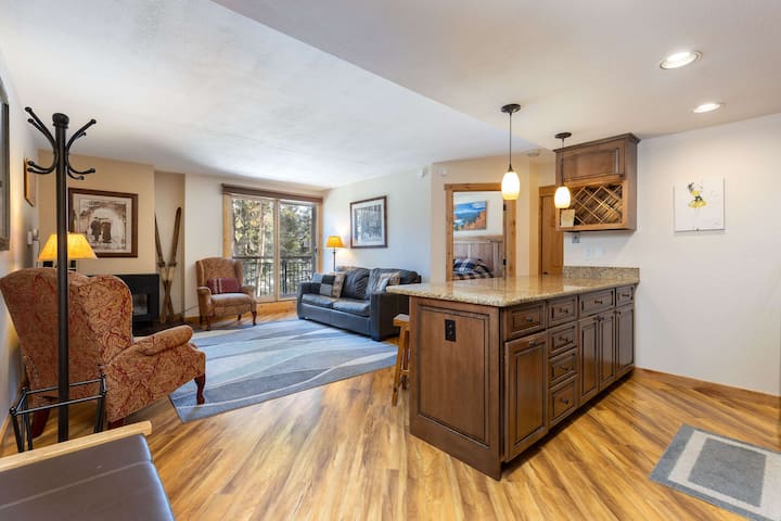 Ski-in/ski-out Breck Condo W/ Pool & Free Parking - Breckenridge, CO