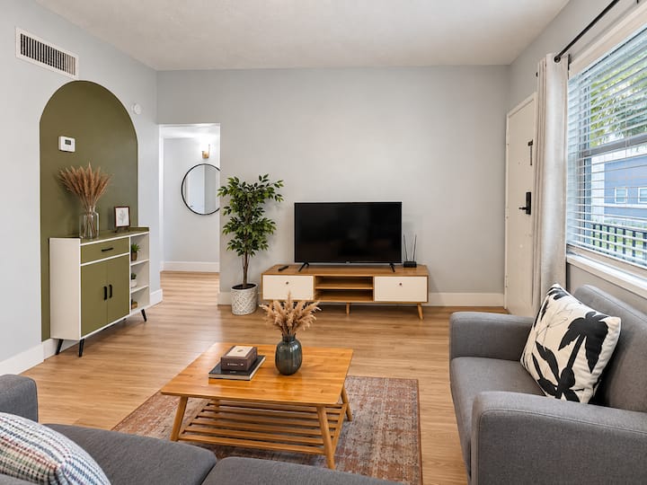 Virginia Gardens Cozy Retreat | 2br + Fast Wifi - Hialeah, FL