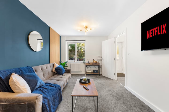 3-bed Central Bedford Townhouse | Parking - 베드퍼드