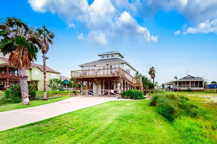Festive Beach Retreat - Rockport, TX