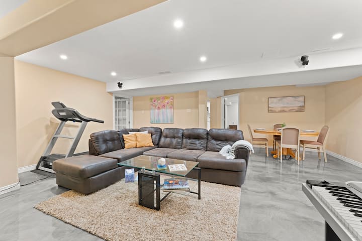 Spacious 2br Private Basement Suite - Windsor