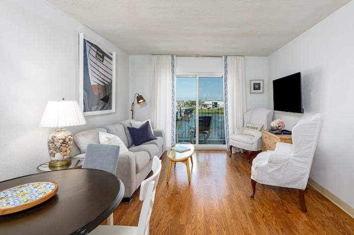 Bay Front Stone Harbor Condo With Private Balcony - Stone Harbor, NJ