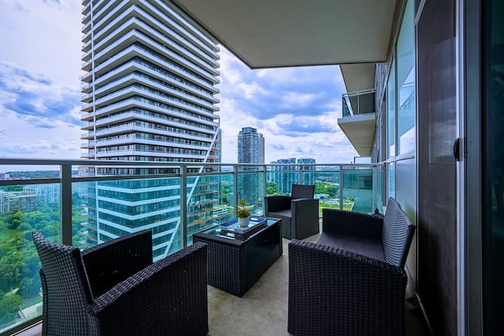 Humber Bay Park Condo With Balcony & Skyline View - Toronto