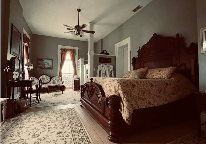 Merlot Suite | Vineyard Views & Historic Charm - Bardstown, KY