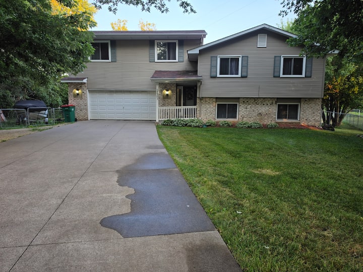 Spacious Updated 5bedroom Family Home On Half Acre - Blaine, MN