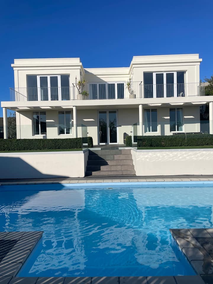 Sumner Retreat With Pool And Stunning Views - Christchurch