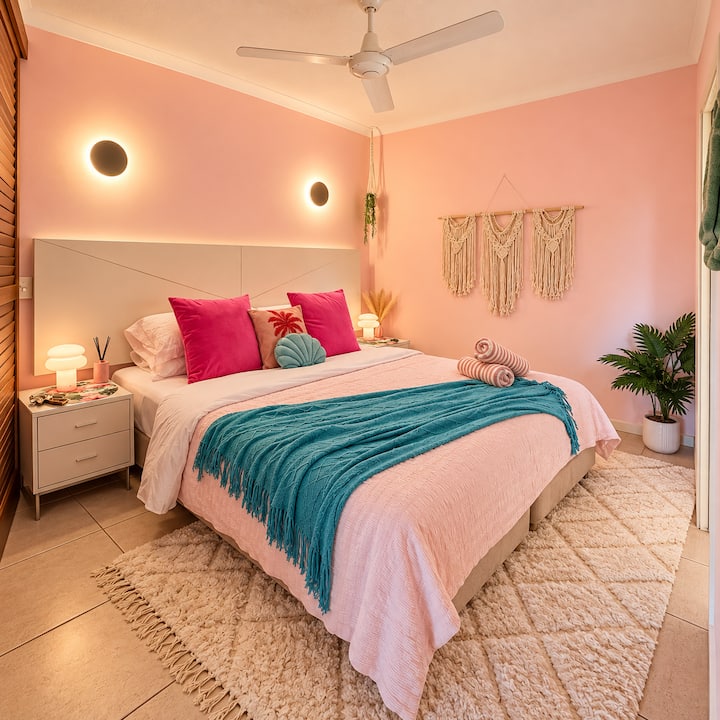 Pink Palm, Miami-style Stay Near Four Mile Beach - Australie