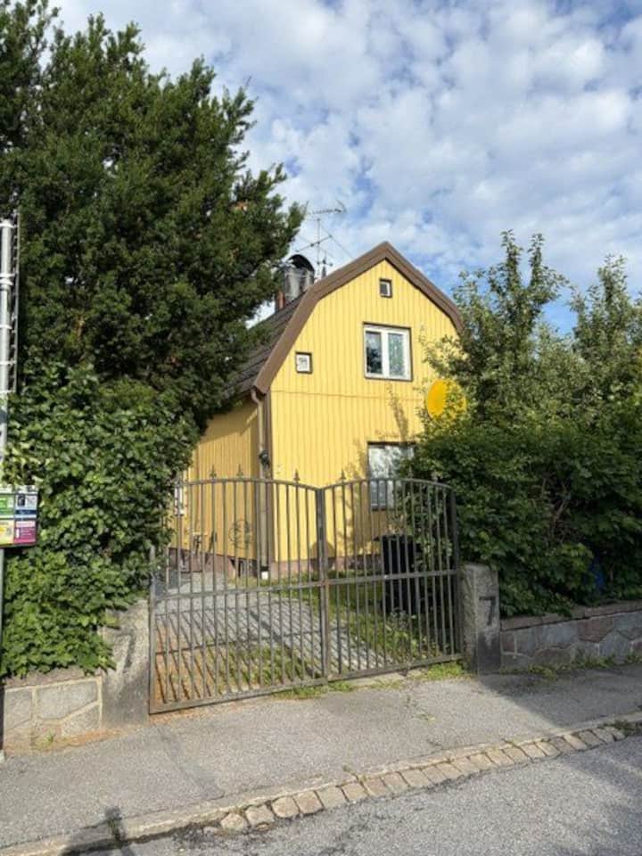Stort Charmigt Fristående Hus Nära Centrum - Södertälje