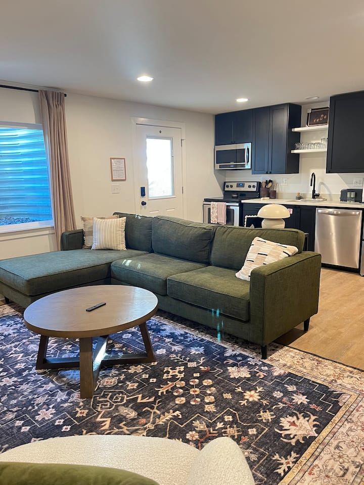 Cozy 2-bedroom W/ King Bed Near Denver & Red Rocks - Englewood, CO