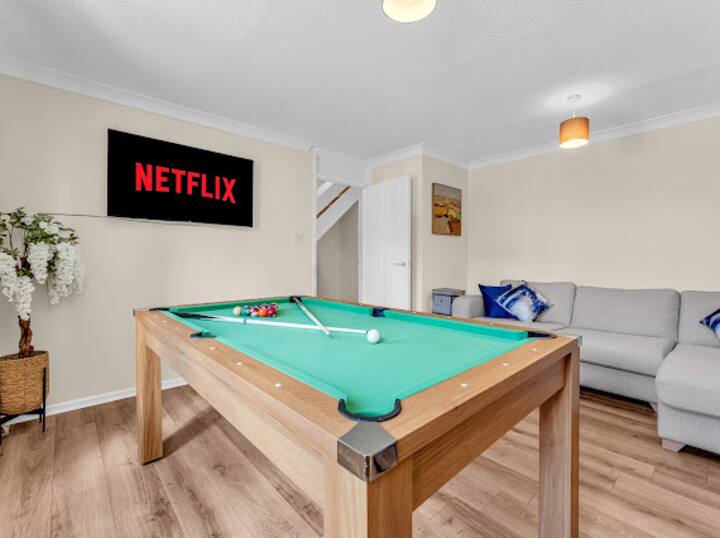 Sleeps 6 L Great For Long Term Guests L Pool Table - Colchester