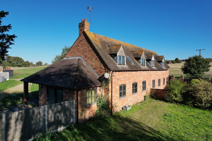 Highdown Cottage On Sugar Loaf Lane - West Midland Safari Park