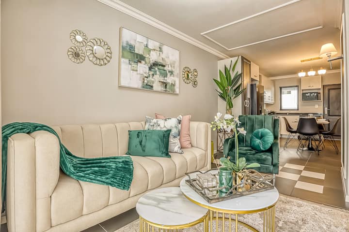 The Emerald Edit | Stylish 2br Sandton Retreat - Sandton