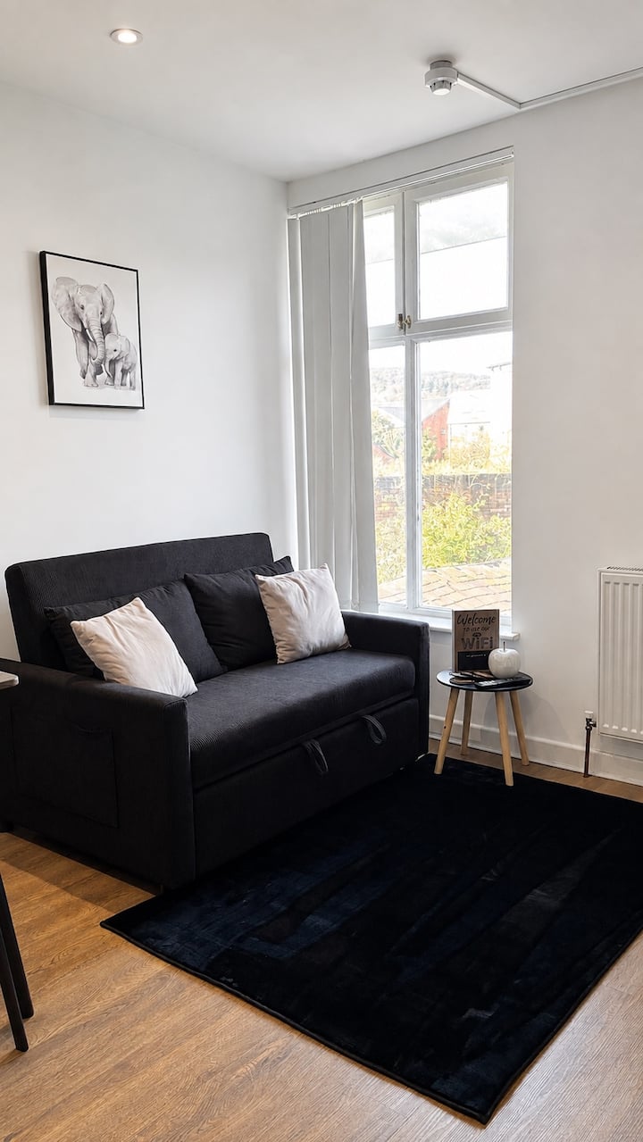 Modern & Chic 2bd + Sofabed | Home Away From Home - 셰필드
