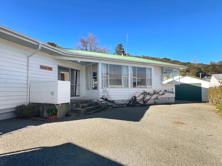 Fully Fenced Dog Friendly 3 Bed House For 6 Guests - Akaroa