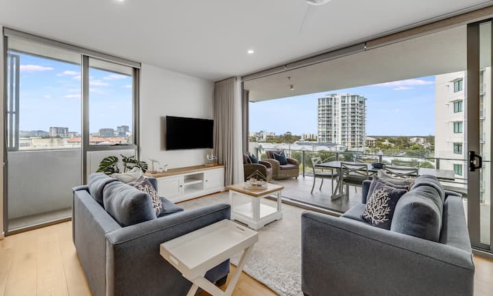 2 Bedroom Balcony Ocean View - Alexandra Headland