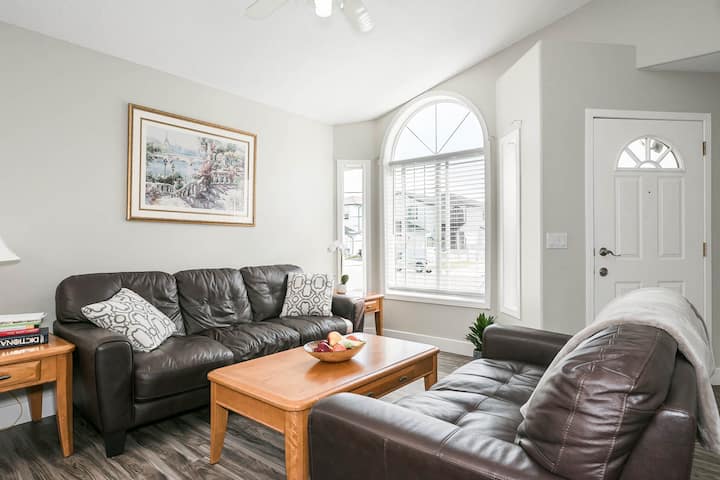 Large House With Garage! 5 Min To Airport ! - Chestermere