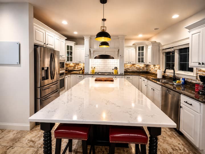 Executive Luxury Home | Grand King Suite + Lounge - Bloomington