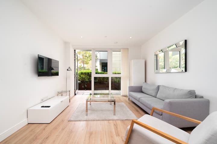 Modern Hammersmith Flat Zone 2 | Beemyguest® - Earls Court