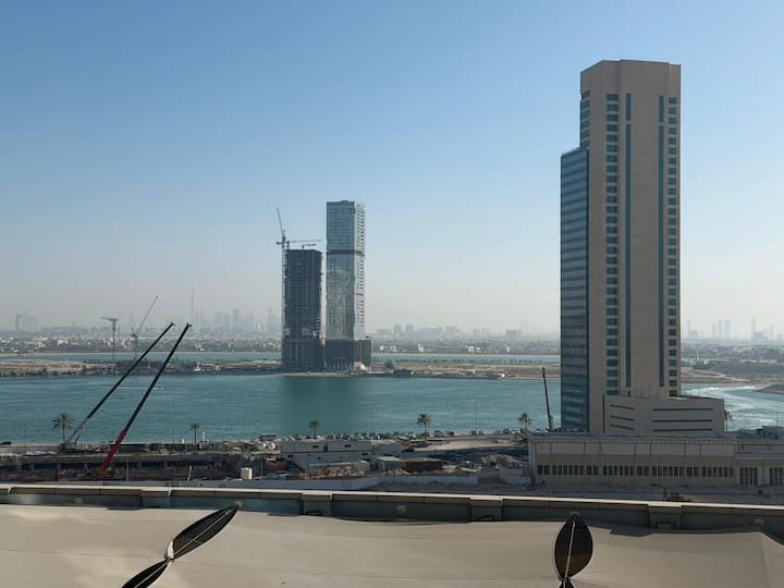 Elegant 1br Retreat With Breathtaking Sea View - Sharjah