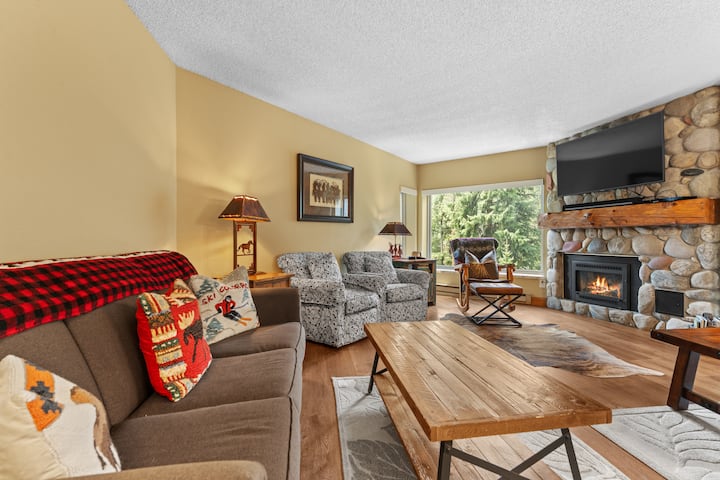 Riverfront Retreat: Walk To Ski Lifts, Pool & Hot - Breckenridge, CO