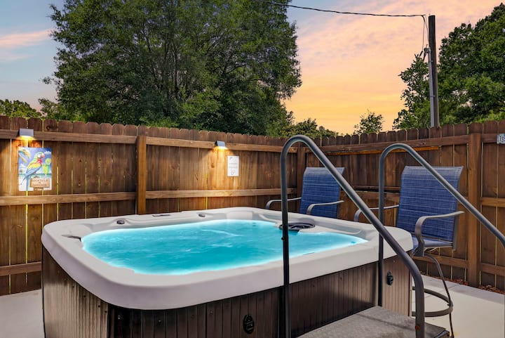 Tiny Home Retreat | Hot Tub, Fire Pit, Hammock - Wesley Chapel, FL