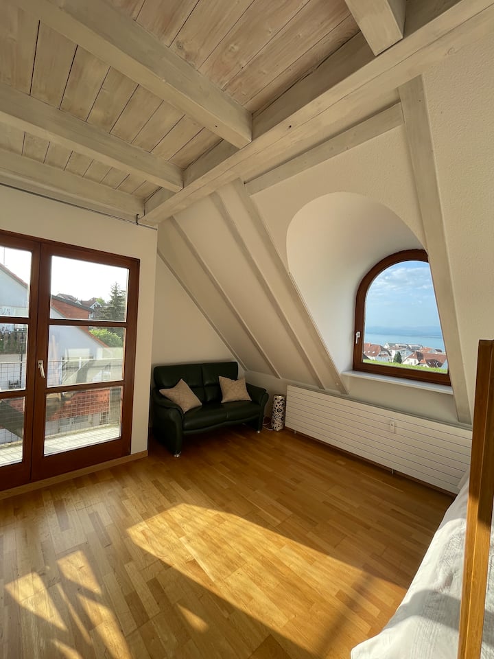 Charmante Kleine Dachgeschosswohnung Mit Seeblick - Meersburg