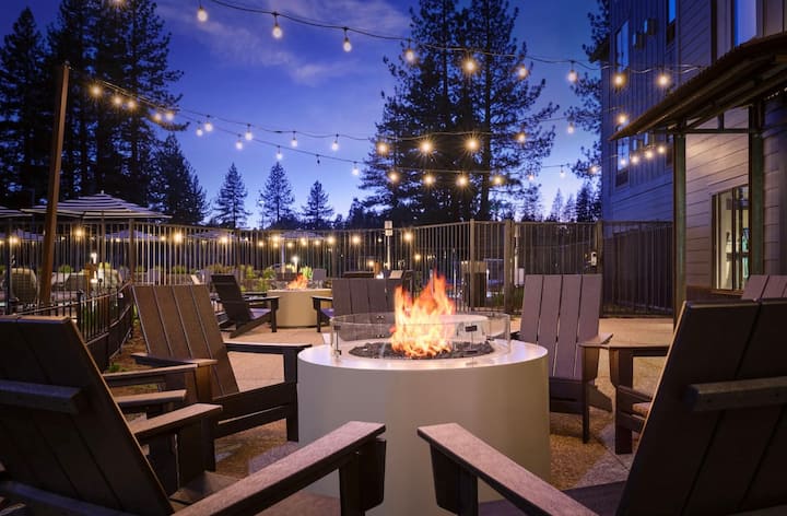 Luxurious 2 Queen Sofa Bed Hotel Suite - Truckee, CA