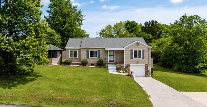 South Knox Retreat | Minutes To Downtown - Knoxville, TN