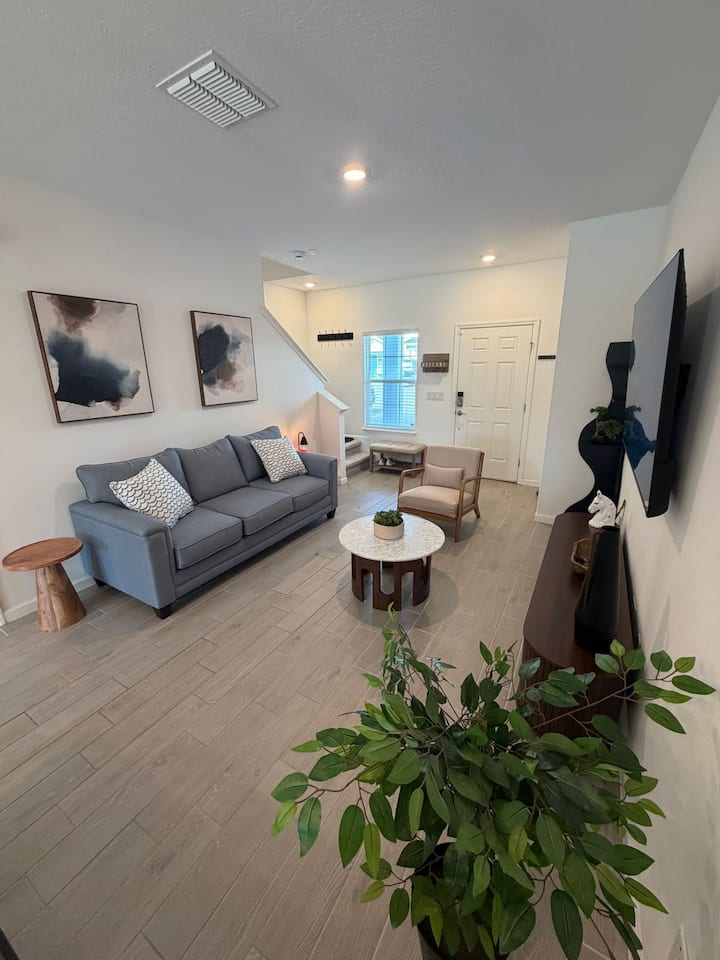 Bluedoor 18, Cozy & Peaceful Townhome - Ocala, FL