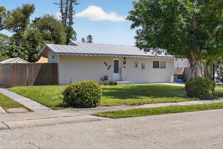 Charming 2br Near Siesta Key | Sleeps 6 - Sarasota, FL