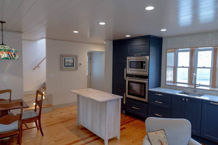 1910 Coastal Apt: Modern Kitchen, King Bed - Rockland, ME