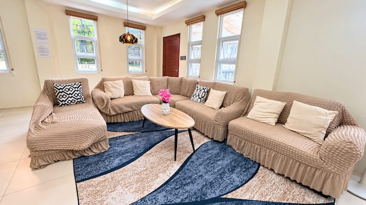 Exclusive Tagaytay 5br W/ Pool + Karaoke | 20+ Pax - Talisay