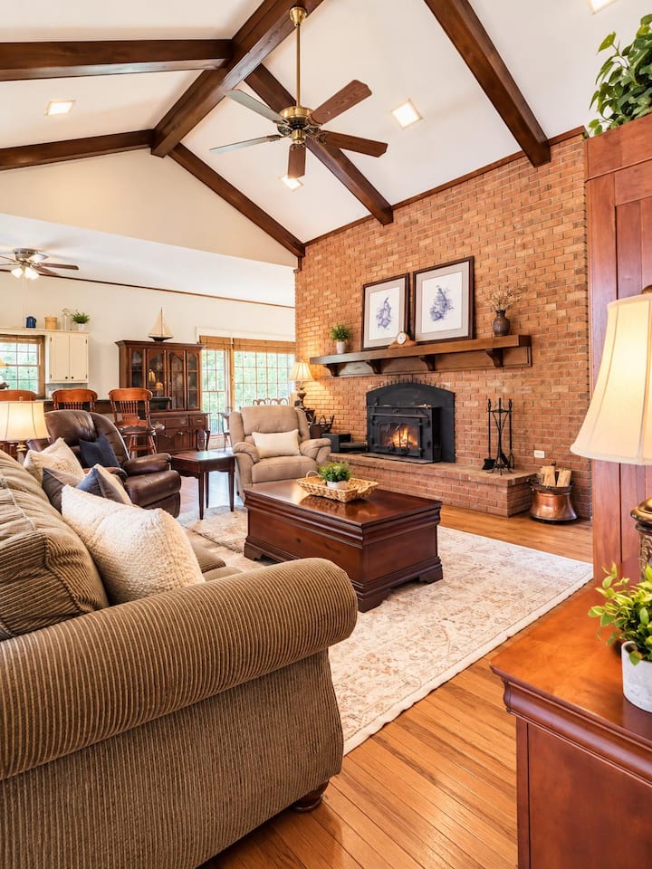 The Deer Run, Fireplace, 3br | Velvet Ditch Villas - Oxford, MS