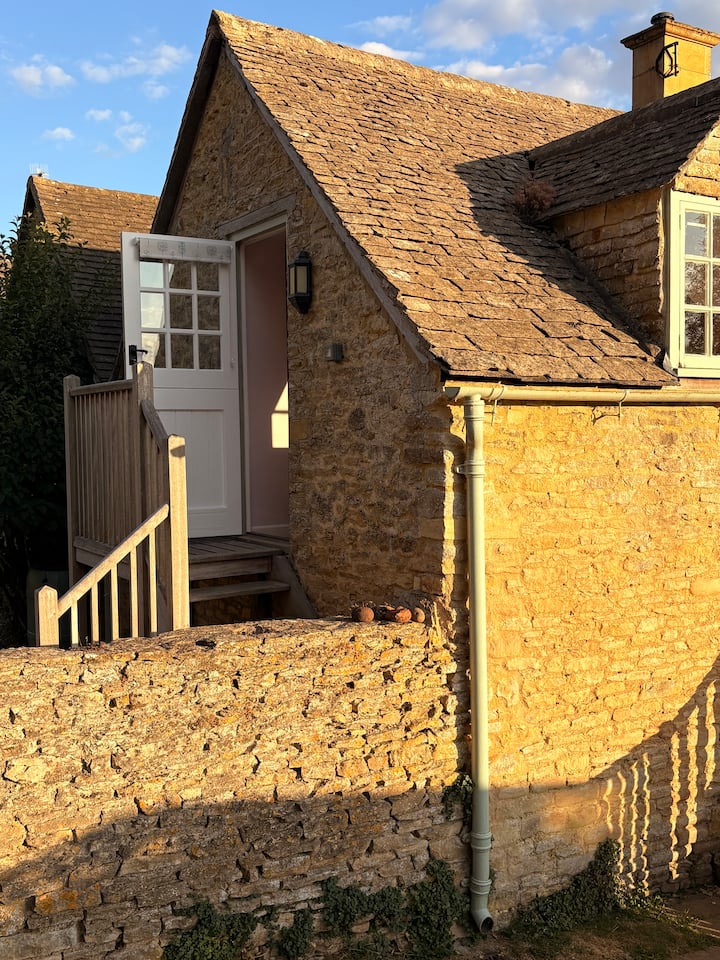 The Grain Store, Pink 
A Peaceful Bolthole - Bourton-on-the-Water