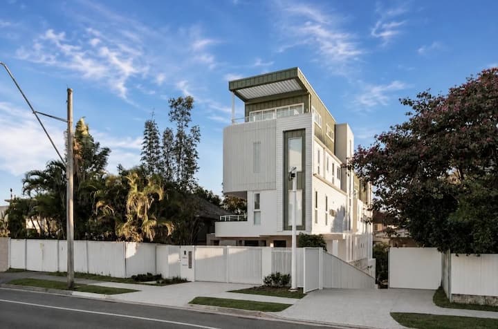Viridian | 
 Luxury Home 
Moments From The Beach - Coolangatta