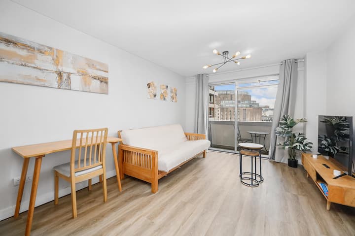 Fantastic Location, Fast Wi-fi & Private Balcony - 블룸스버리