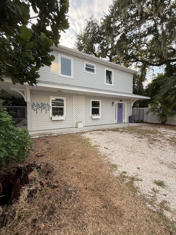 2/1 Stylish Home Right Off Main Street - Safety Harbor