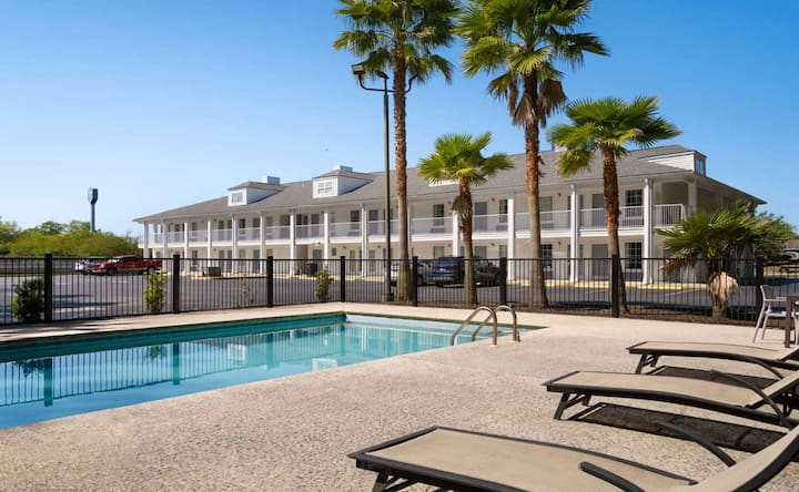 2 Doubles | Baymont Kingsland | Free Parking - Kingsland, GA