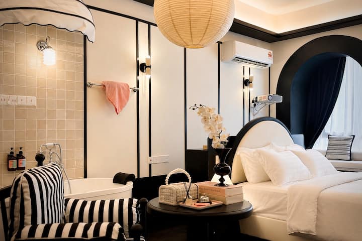 Dooga's Retro Maisonmore Bathtub Suite R&f Ii - Yishun